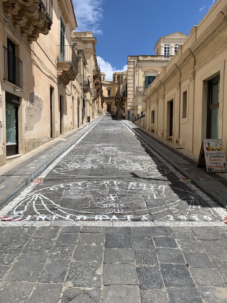 NOTO -Infiorata, oggi la lunga notte di via Nicolaci Stamattina a ...